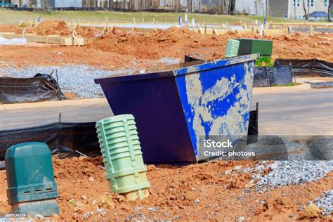 금속 컨테이너 쓰레기 수거통을 사용하여 건설 현장에 건설 폐기물을 보관하여 재활용 0명에 대한 스톡 사진 및 기타 이미지 0명 가득 찬 가정 생활 Istock
