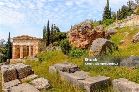 델파이 그리스 산 파에 고고학 사이트에서 아테네 재무부 델파이 아폴로 성소에서 Oracle에 의해 유명 유네스코 세계 유산 0