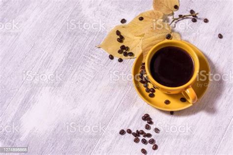 커피 콩과 단풍이 있는 오래된 나무 테이블에 뜨거운 검은 향기로운 커피 아메리카노 뜨거운 커피 0명에 대한 스톡 사진 및 기타