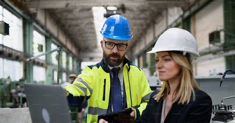 남성과 여성 산업 엔지니어가 공장의 새로운 기계 프로젝트에 대해 논의하고 노트북을 사용합니다 사진 Unsplash의 자동 이미지