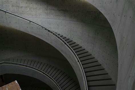 스케이트보드를 타고 계단을 내려가는 남자 사진 Unsplash의 무료 중국 이미지