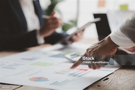 토론 비즈니스 회의 신생 회사 영업 팀 회의 브레인 스토밍 및 회사 성과 요약에 참여하는 사람들의 그룹 비즈니스 전략 관리 개념입니다 3 명에 대한 스톡 사진 및 기타