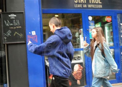 Снимка на любимата Крисия с цигара в ръка разбуни духовете в мрежата това ли е гаджето й