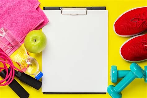 피트니스 및 스포츠 컨셉 빨간 운동화 사과 점프 로프 아령 물 병 분홍색 타월 및 노란색 배경에 빈 종이 시트 가냘픈에 대한 스톡 사진 및 기타 이미지 Istock
