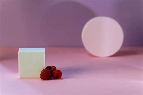 파스텔 핑크 배경에 빈 흰색 연단 단단한 그림자 최소한의 기하학적 연단 프리미엄 사진