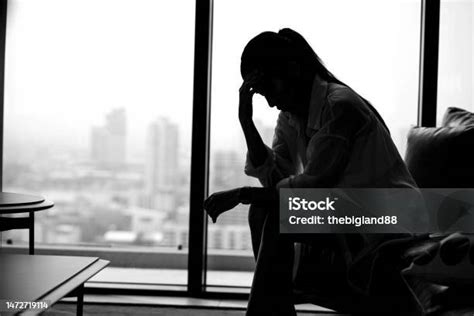 어두운 침실에서 우울하고 스트레스를 받는 침대에 앉아 있는 외로운 여자 실루엣 여자에 대한 스톡 사진 및 기타 이미지 여자 한 명의 여자만 사색 Istock