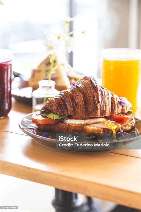 프로슈토 데친 계란 햄 치즈 아보카도 방울토마토를 곁들인 크루아상 지중해 전채 조반 0명에 대한 스톡 사진 및 기타 이미지 Istock