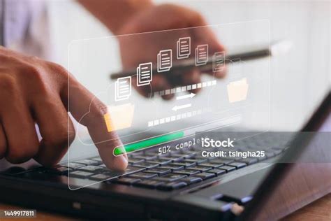 인터넷 클라우드 기술 개념으로 파일 데이터 시스템 재배치를 전송합니다 가상 화면에 로딩 막대 아이콘이 있는 전송 파일 프로세스를