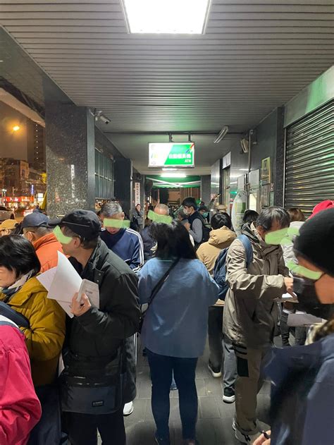生活在一個深藍區 沒想到這麼多人來連署罷免 跟一位阿姨借筆她說她就在隔壁巷雞排攤不會填可以問她 每個人都很自發很平靜 像吃飯洗澡一樣的