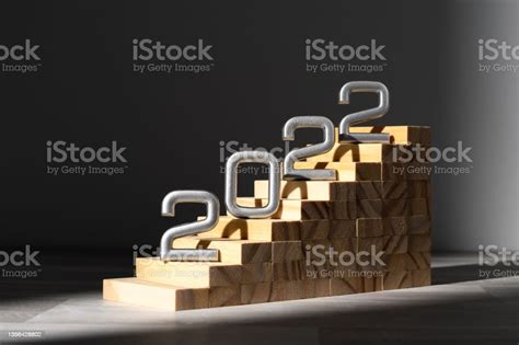 어두운 배경에 회색 숫자 2022 나무 사다리 새해에 성공 경력 상승 및 성장의 개념 복사 공간 0명에 대한 스톡 사진 및 기타 이미지 Istock