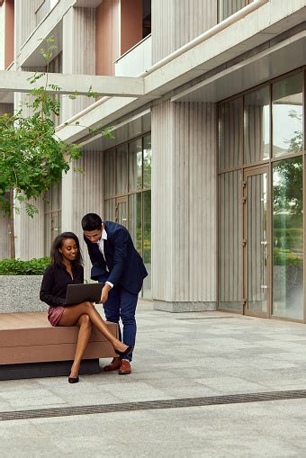 정장을 입은 남자와 여자 사무실 밖에 앉아 노트북으로 일하는 직원들 프로젝트 및 마감일 18 19세에 대한 스톡 사진 및 기타 이미지 18 19세 25 29세 2명