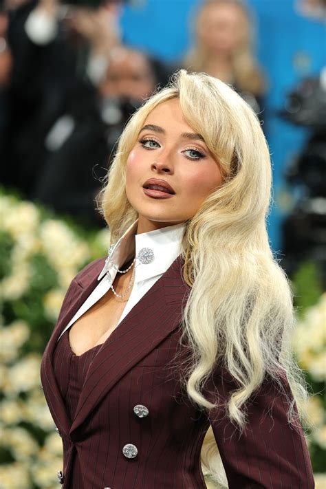 Sabrina Carpenter Se Viste De Traje Corsetero En La Met Gala 2025