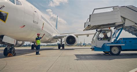 승객 탑승 계단 트럭 앞에 서 있는 제복을 입은 백인 항공기 유지 보수 감독관 사진 Unsplash의 공항 이미지