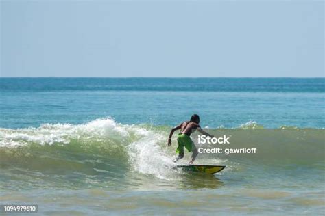 정체 불명된 남자 웰 리가 마 해변 인도양 연안에 큰 파도에 서핑 건강한 생활방식에 대한 스톡 사진 및 기타 이미지 건강한 생활방식 걷기 남자 Istock