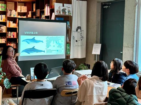 책이 채우고 사람이 완성해요 더불어 읽는 버찌책방🍒 작은 책방 서가에서 나만의 한 권을 고르는 선생님과 고등학생 책벗님들의 아름다운 뒷모습을 담아보았어요 충남여고
