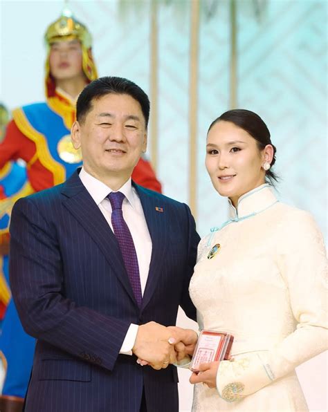 Улсын Аварга О Хангайгийн эхнэр Н Дэлгэртуяа Алдарт эхийн одонгоо гардан авлаа ТАС МН