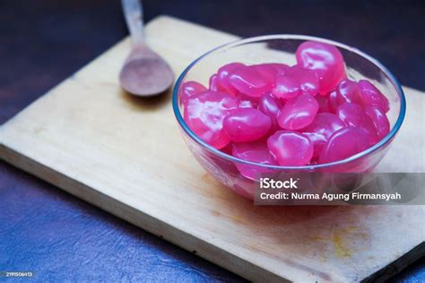 Manisan Kolangkaling 또는 나무 도마의 유리 그릇에 붉은 색의 보존 된 설탕 야자 열매 0명에 대한 스톡 사진 및 기타 이미지 Istock