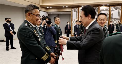 윤 대통령 중장 진급자 18명에게 삼정검 수치 수여