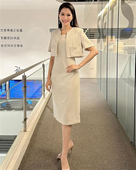 我的老天鵝，這雨也太大了⛈️⛈️⛈️，踏出家門差點變落湯雞，趕快披上外套壓壓驚！😰😰😰大家出門也要小心喔！ 🔔下週班表如下： 一：新聞台 1819 二：新聞台 1819 三：新聞台 1819