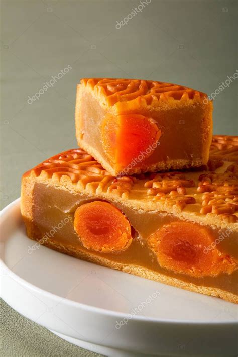 Cantonese Style Traditional Egg Yolk Lotus Paste Mooncake For Chinese