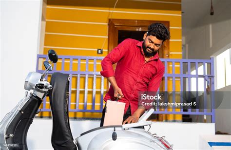 젊은 남자는 집 근처에서 재충전을위한 자전거 거시기에서 전기 스쿠터 배터리를 이야기 배터리 충전 문제의 개념 배터리 전원에 대한 스톡 사진 및 기타 이미지 Istock