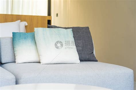 沙发椅装饰内上的舒适枕头高清图片下载 正版图片504072950 摄图网