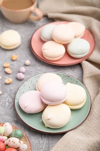 회색 콘크리트 배경과 린넨 직물에 커피와 드래그 한 잔과 컬러 제퍼 또는 마시멜로 측면 보기 클로즈업 선택적 초점 개념에 대한 스톡 사진 및 기타 이미지 Istock