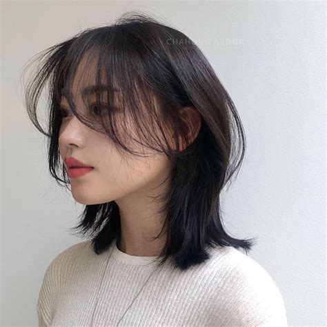 Instagram의 차홍아르더 본점 실장 김가빈님 바람결에도 멋스러운 중단발레이어드 어깨에 닿는 기장 머리가 뻗치기 마련이지만 가벼운 레이어링은 뻗침마저