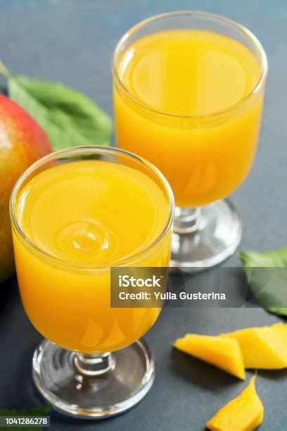 파란색 바탕에 신선한 망고 주스와 두 개의 안경 선택적 초점 0명에 대한 스톡 사진 및 기타 이미지 0명 갈색 건강한 식생활 Istock