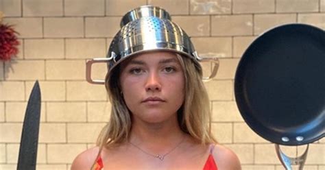 차기 블랙 위도우 플로렌스 퓨 부엌칼 프라이팬 들고 요리사 변신[데일리shot]