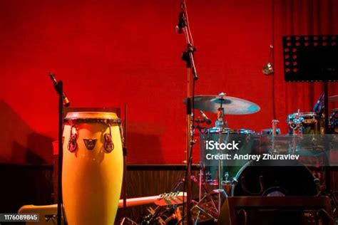 전통적인 민족 쿠바 콩가 드럼과 붉은 배경에 설정 현대 드럼 재즈 콘서트에서 타악기 재즈 음악 콘서트에서 민족 아프리카 젬베 콩가에 대한 스톡 사진 및 기타 이미지 Istock