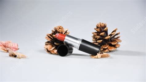 무료 미용 제품에 완벽한 깨끗한 흰색 바탕에 치장벽토와 청동으로 렌더링된 미니멀리스트 제품 쇼케이스를 위한 세련된 연단 Ppt 배경 Slidesdocs