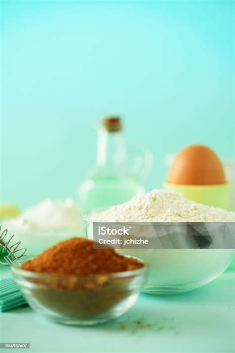 빵집 음식 프레임 요리 개념입니다 다른 베이킹 재료버터 설탕 밀가루 우유 계란 오일 숟가락 롤링 핀 브러시 파란색 배경 위에 거품을 냅니다 복사 공간 개념에 대한 스톡 사진