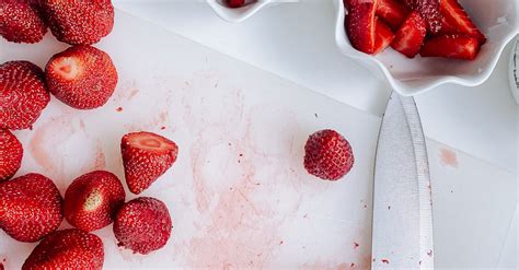 가정 요리 간단한 재료 건강한 간식 건강한 생활 건강한 식생활 과일 그릇 과일 디저트 과일 샐러드 과일 준비 날 음식 도마 딸기 딸기 반쪽 레시피