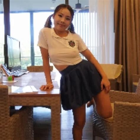 亚洲女孩急需在海滩上撒尿 xHamster