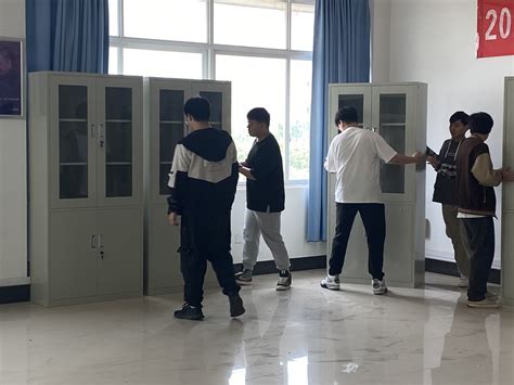 数字领航我们都是追峰人学雷锋系列活动之三开展会议室打扫活动 理学院