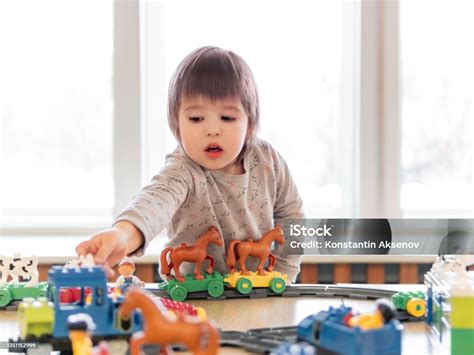 유아는 화려한 장난감 블록으로 재생됩니다 어린 소년은 장난감 생성자에서 그림을 응시 유치원 이나 보육의 인테리어 어린이를위한 실내 레저 활동 귀여운에 대한 스톡 사진 및