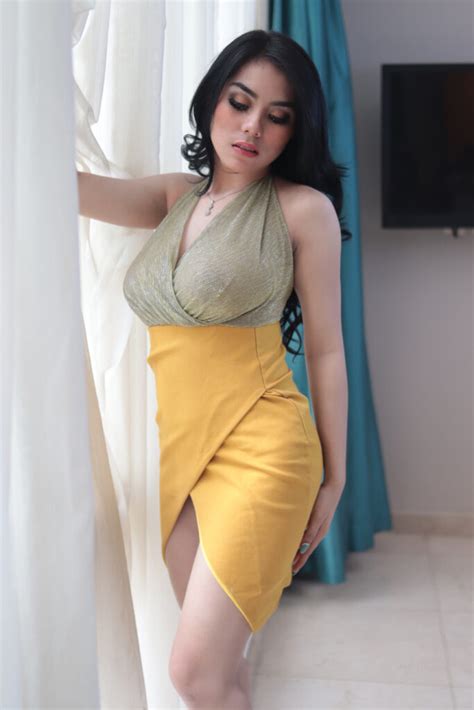 Foto Model Charent Bears Menggoda Dengan Tatapan Mata Dzargon