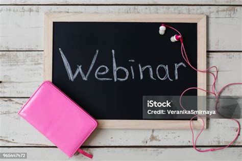 웹 세미나 개념입니다 칠판 필기 텍스트 세미나 핑크 노트북 및 나무 배경 평면도에 이어폰 0명에 대한 스톡 사진 및 기타 이미지 Istock