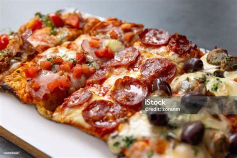 다양한 종류의 맛있는 직사각형 모양의 피자 조각이 쟁반에 클로즈업되어 있습니다 0명에 대한 스톡 사진 및 기타 이미지 0명 고명 납짝빵 Istock