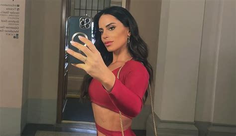 Μαρία Αντωνά Με υπέροχο κόκκινο σετ στο ταξίδι της στη Βιέννη