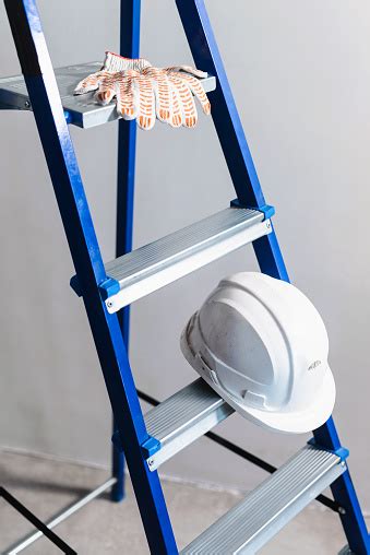 새로운 집 이나 평면에 있는 방에 사다리 벽 이나 벽을 덮고 붙여 넣기 벽지를 그리는 준비 금속 사다리에 도구를 페인팅 주택