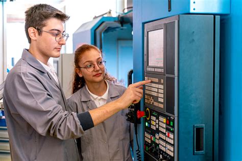 학교에서 Cnc 기계로 기술 직업 훈련을 받는 젊은이들 직업 교육에 대한 스톡 사진 및 기타 이미지 직업 교육 직업 제조 Istock