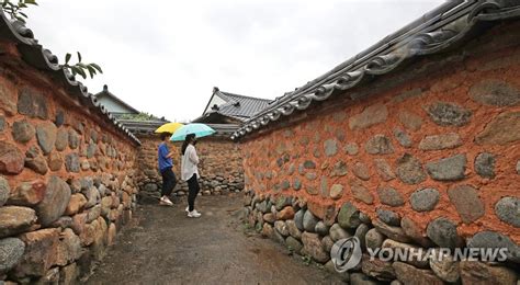 독특한 풍경 단계마을 돌담길 연합뉴스