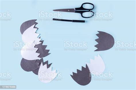 할로윈 장식 개념 Diy와 어린이 창의력 단계별 지침 흰색과 검은색 종이에서 유령을 만듭니다 수제 공예를 위한 1단계 준비 용지 및 도구 텍스트 공간 복사 0명에 대한 스톡