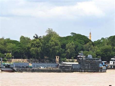 ချင်းတွင်းမြစ်ကြောင်း အတိုင်း မုံရွာမြို့ကို တက်လာသည့် စစ်သင်္ဘော ၂ စီးက မြစ်ဘေး တစ်လျှောက်ရှိ က