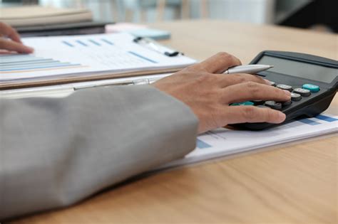 재정 고문 계산기를 사용 하 여 수익 및 예산 계산 회계사는 회계를 하 고입니다 회계 계산 만들기입니다 금융 및 경제 개념 개념에 대한 스톡 사진 및 기타 이미지 Istock