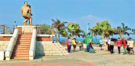 စစ်တွေမြို့ရှိ ပွိုင့်အပန်းဖြေစခန်းနှင့် ကမ်းခြေတွင် ရေကစားကြသူများ၊ အပန်းဖြေလာရောက် လည်ပတ်ကြသူမ