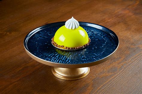 아름다운 푸른 접시에 복숭아와 딸기와 맛있는 특이한 케이크에 가까운 보기 맛있는 페이스트리 노란색 아이싱디저트 복사 공간 0명에 대한 스톡 사진 및 기타 이미지 Istock