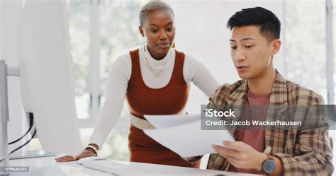 협업 문서 및 비즈니스 담당자가 Seo 디지털 마케팅 및 피드백을 위해 사무실을 계획합니다 기업 팀워크 및 여성과 남성 연구 제안서 파일 및 Kpi 보고서 검토 20 24